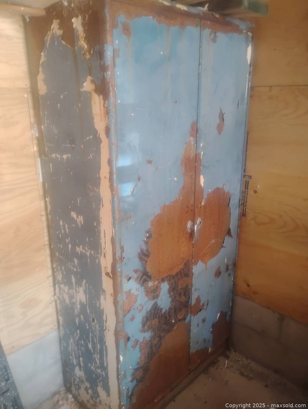 Metal industrial storage cabinet | Maxsold