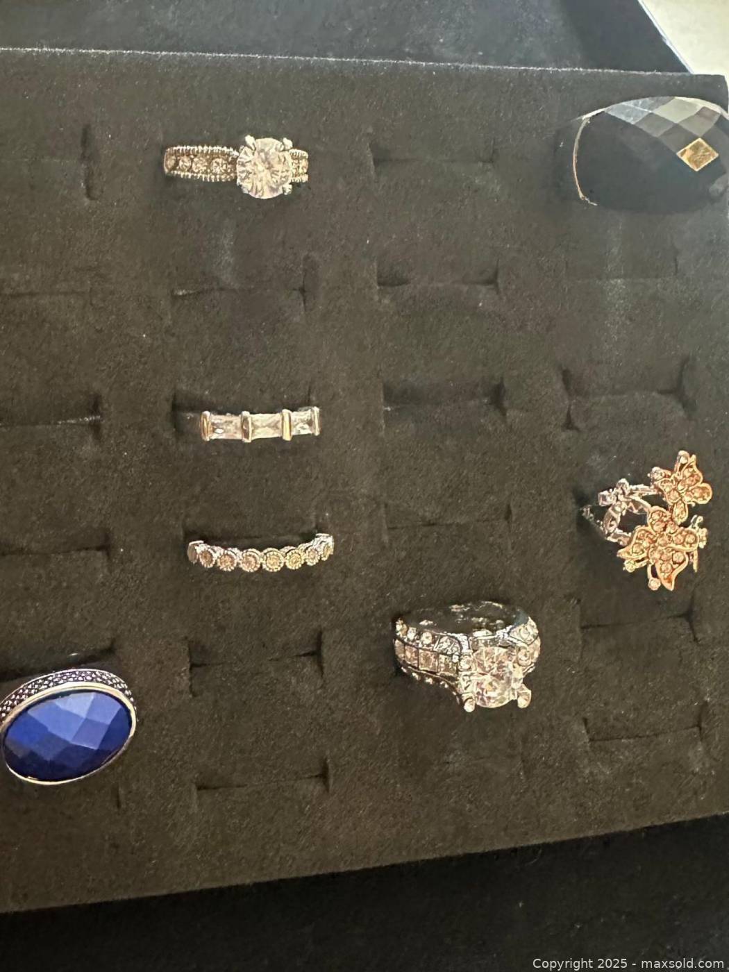 Seven costume jewelry rings assortment | Maxsold