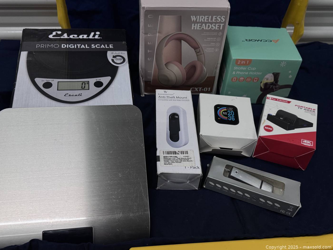 Mixed electronics and accessories, 8 items | Maxsold