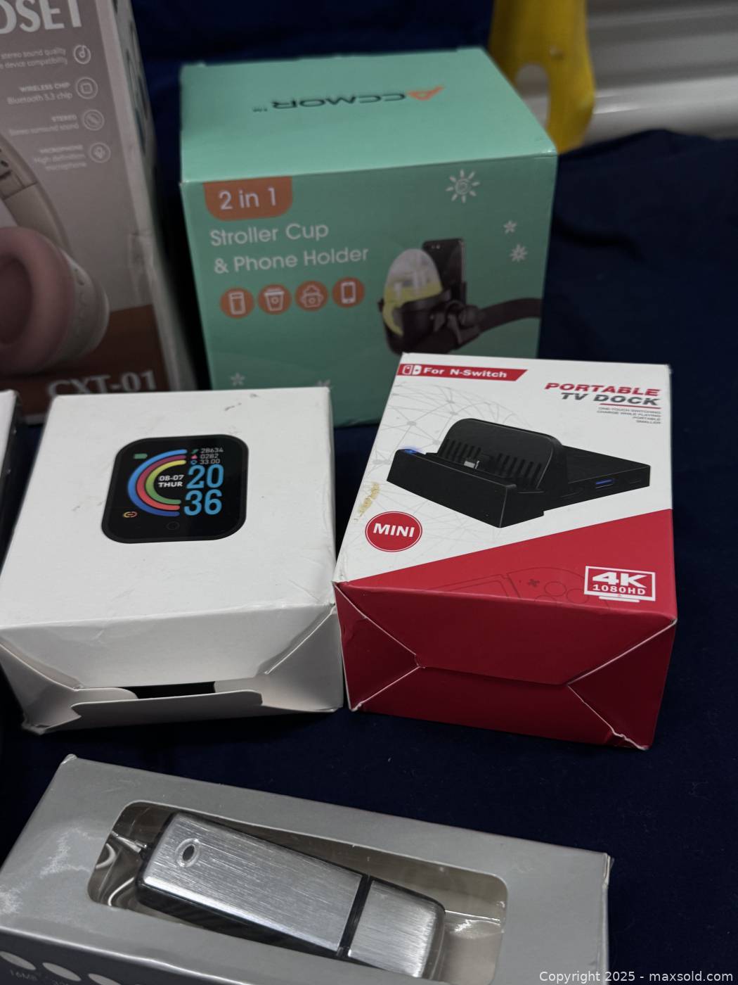 Mixed electronics and accessories, 8 items | Maxsold