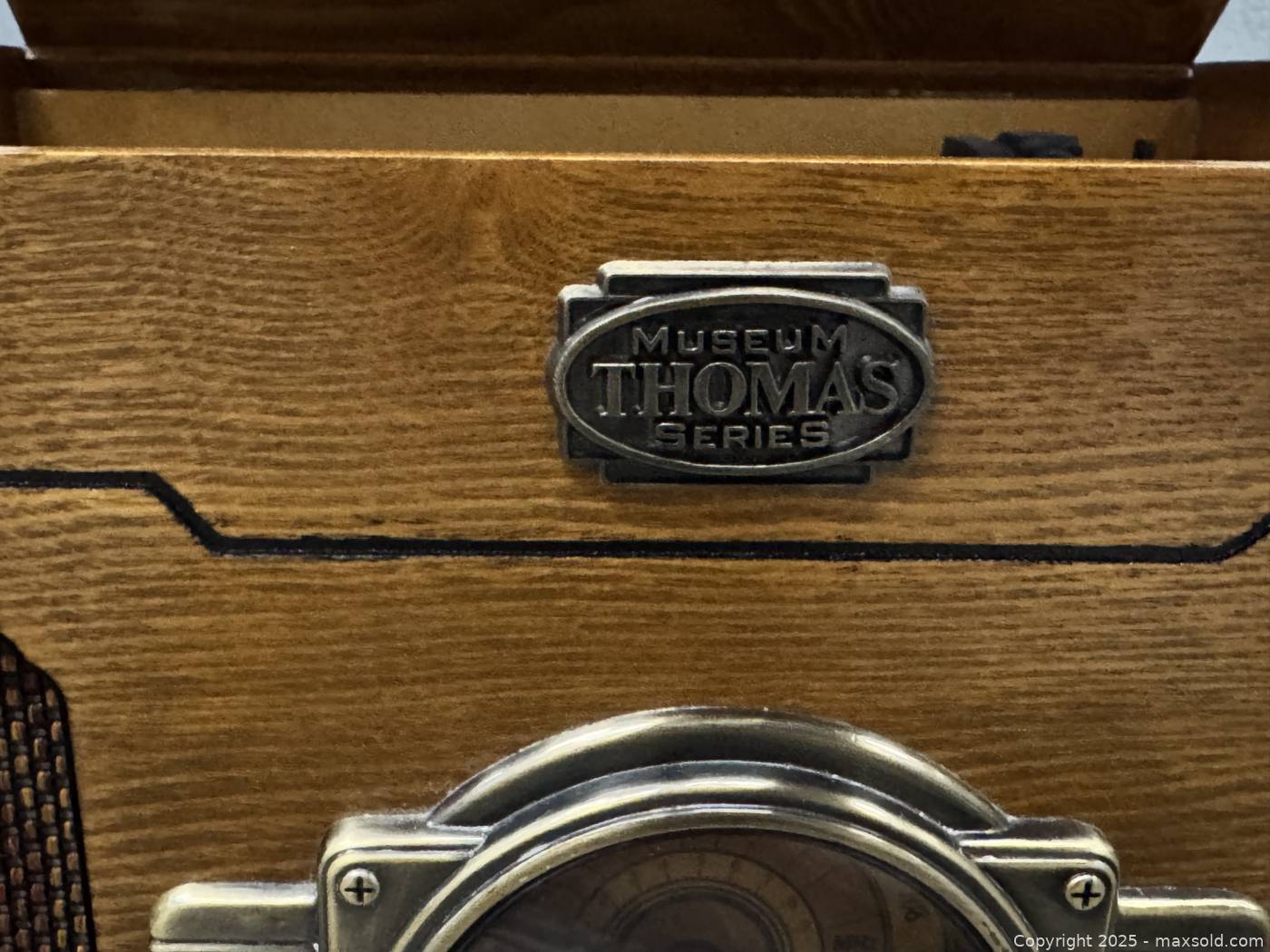 Thomas Museum Series tabletop record player with built-in AM/FM radio ...