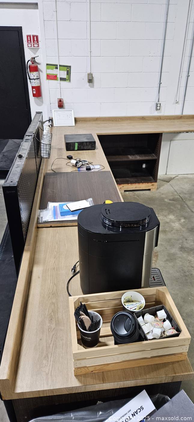 L-shaped workshop counter | Maxsold