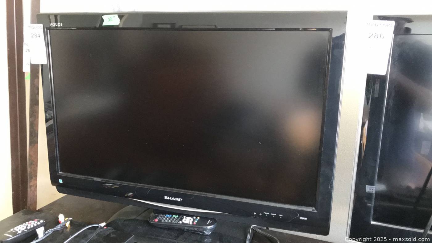 Sharp Aquos LC-32D44U 32-inch LCD TV | Maxsold