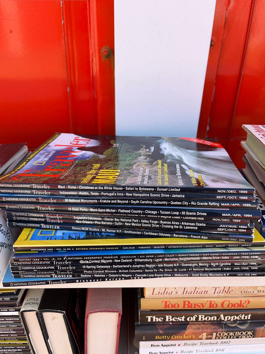 Assorted books and Condé Nast Traveler magazines | Maxsold
