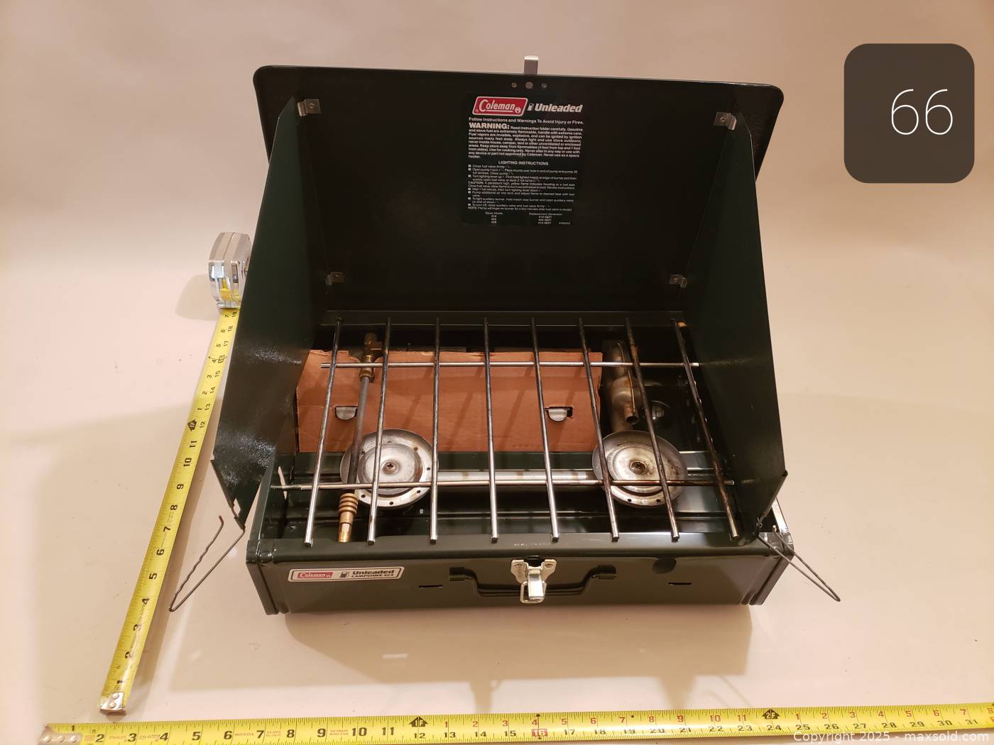 Coleman Model 424-700 two-burner compact stove | Maxsold