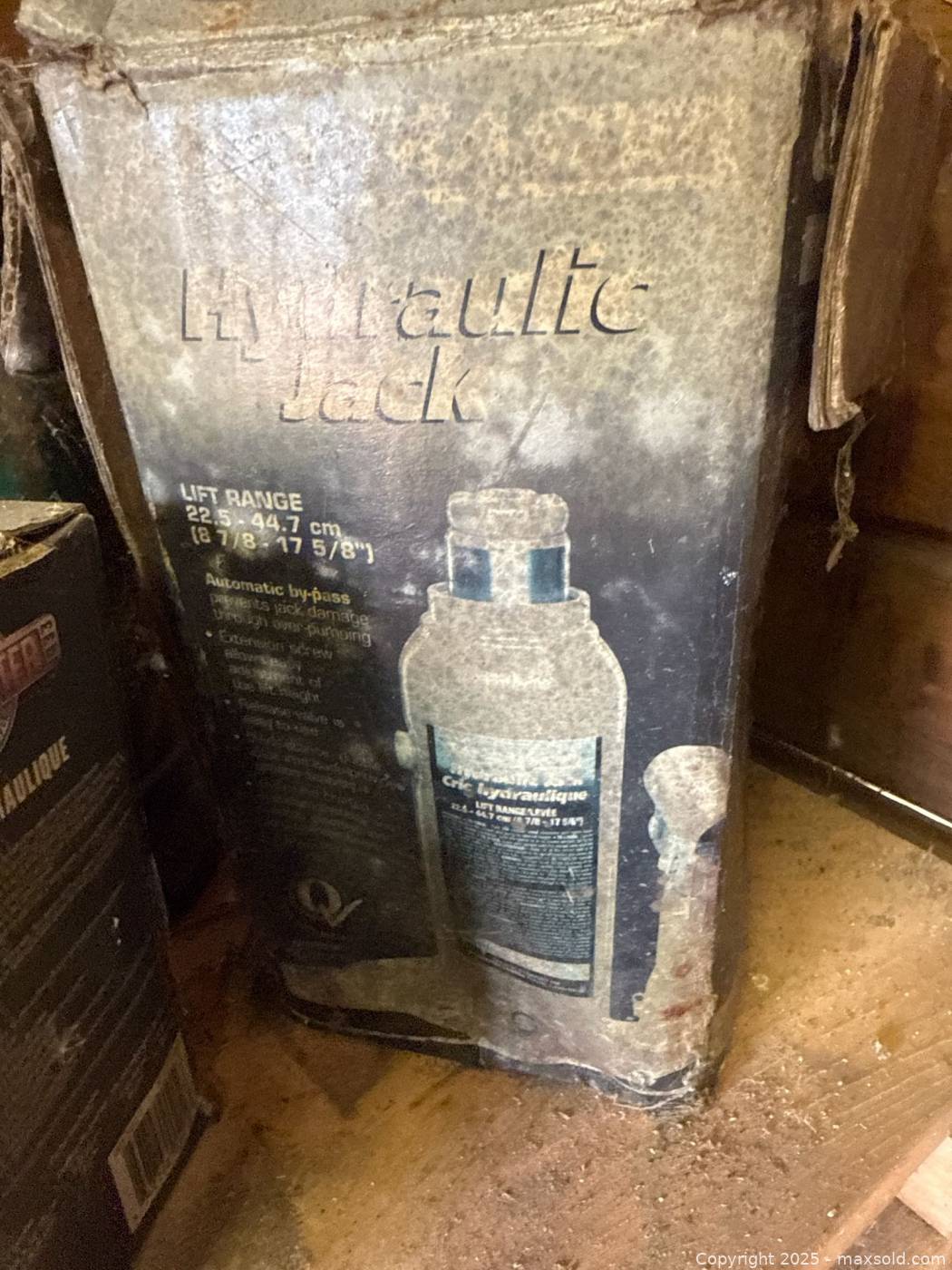 Hydraulic bottle jacks, two loose, two boxed | Maxsold