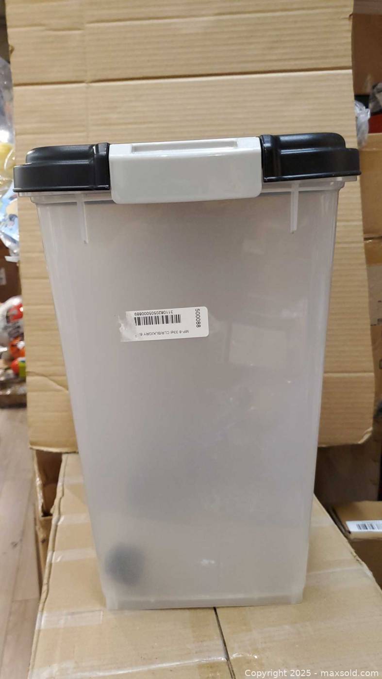 33 Qt rolling plastic storage bin | Maxsold