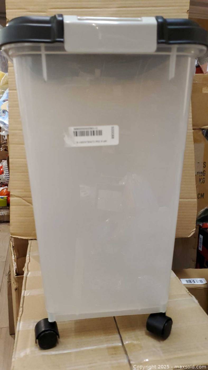 33 Qt rolling plastic storage bin | Maxsold