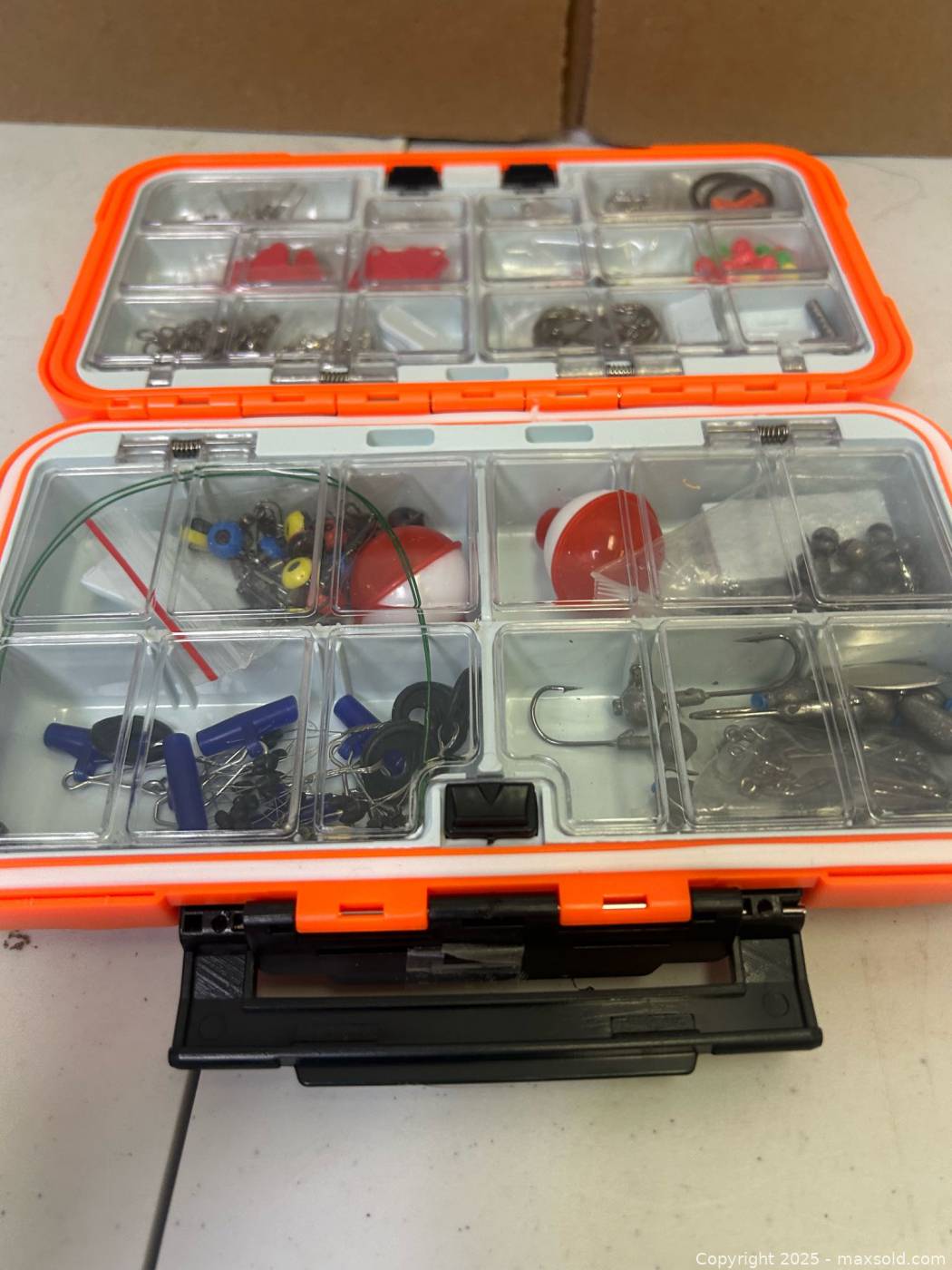 Jing Pin Diao Ju tackle box with fishing tackle | Maxsold