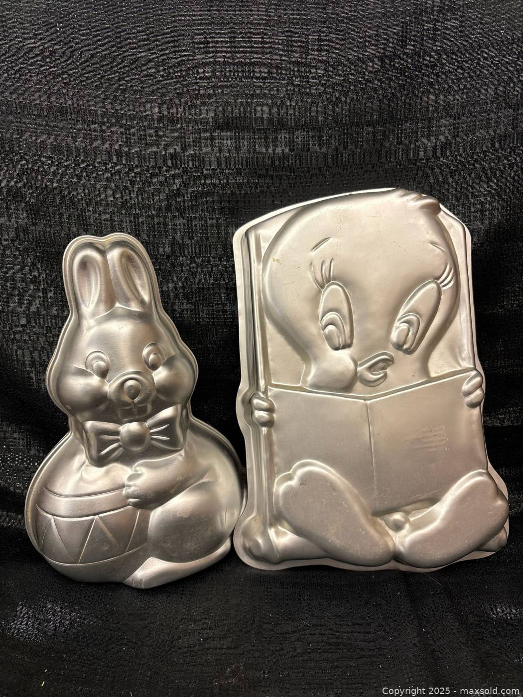 Aluminum bunny and Tweety cake pans | Maxsold