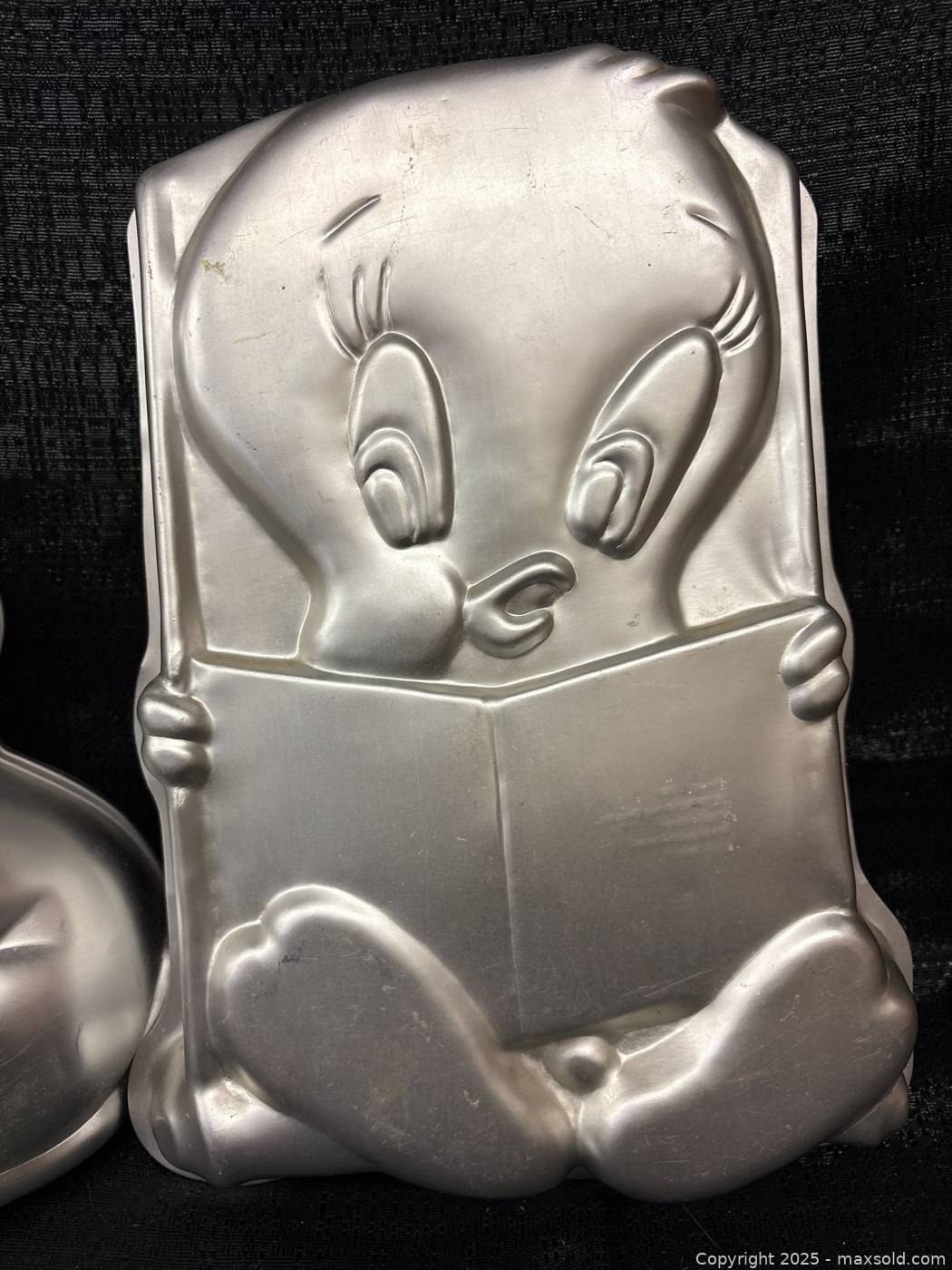Aluminum bunny and Tweety cake pans | Maxsold