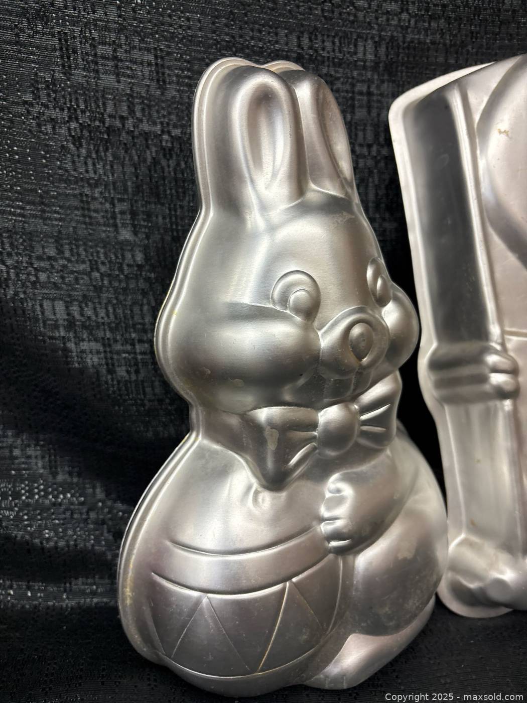 Aluminum bunny and Tweety cake pans | Maxsold