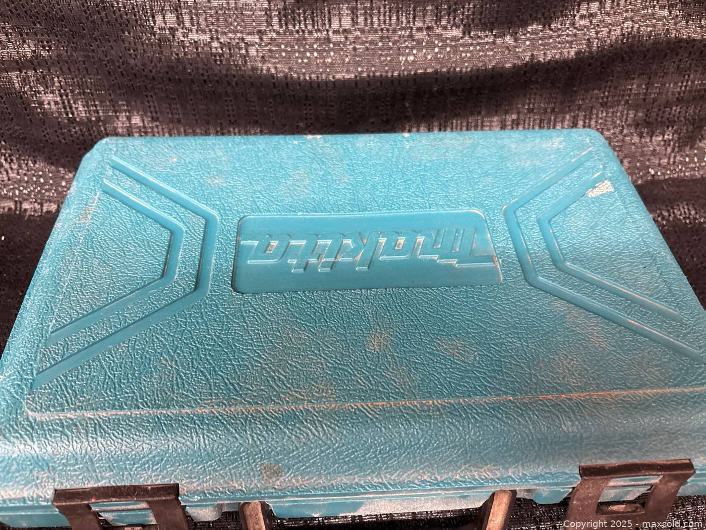 Makita teal drill, case, bits & sockets | Maxsold