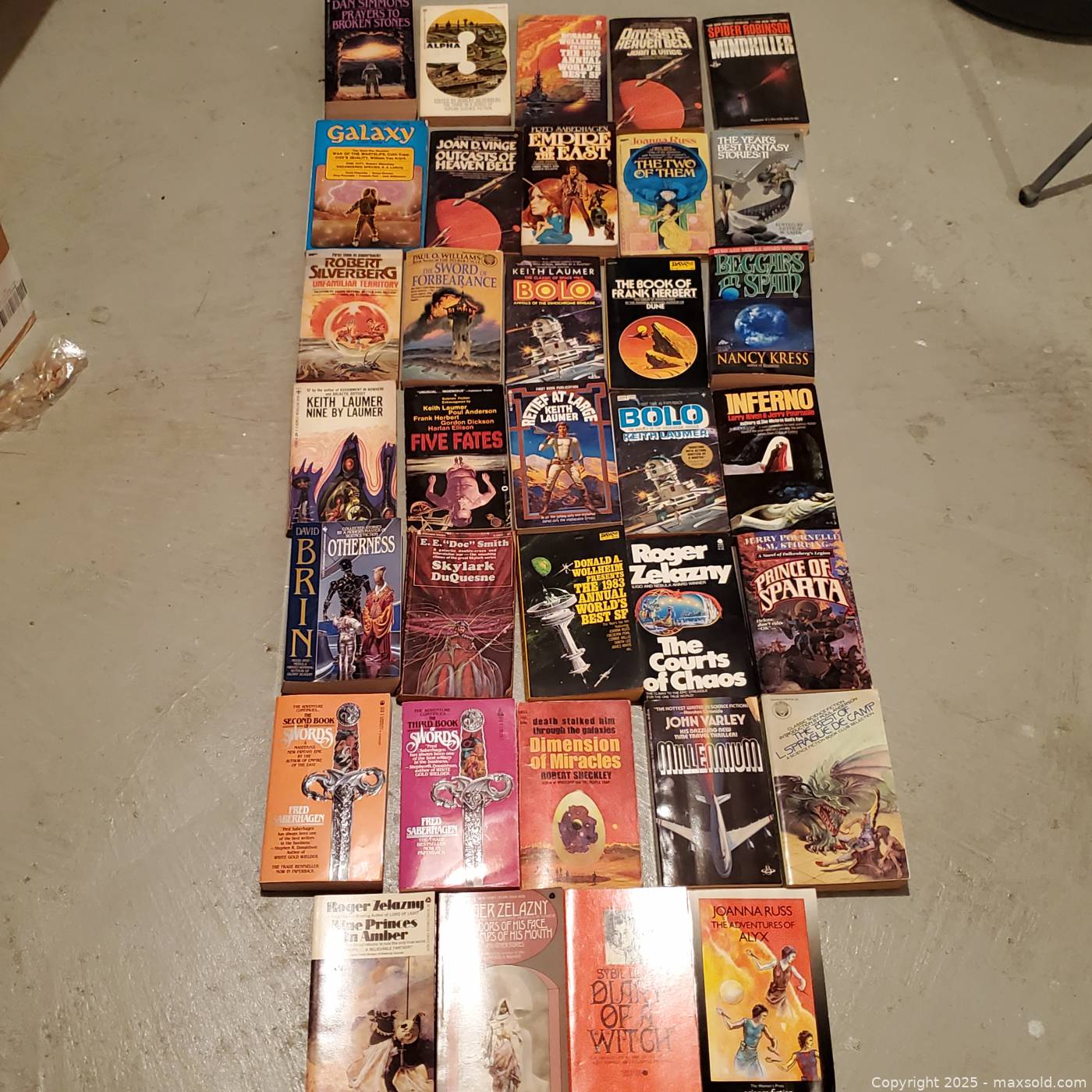 34 vintage sci-fi paperback books | Maxsold