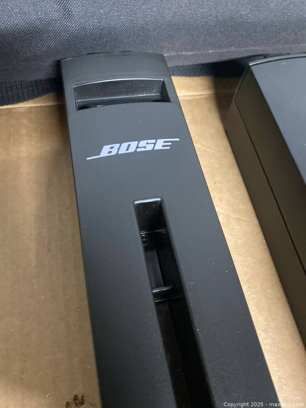 Bose speaker tower kit with bag | Maxsold