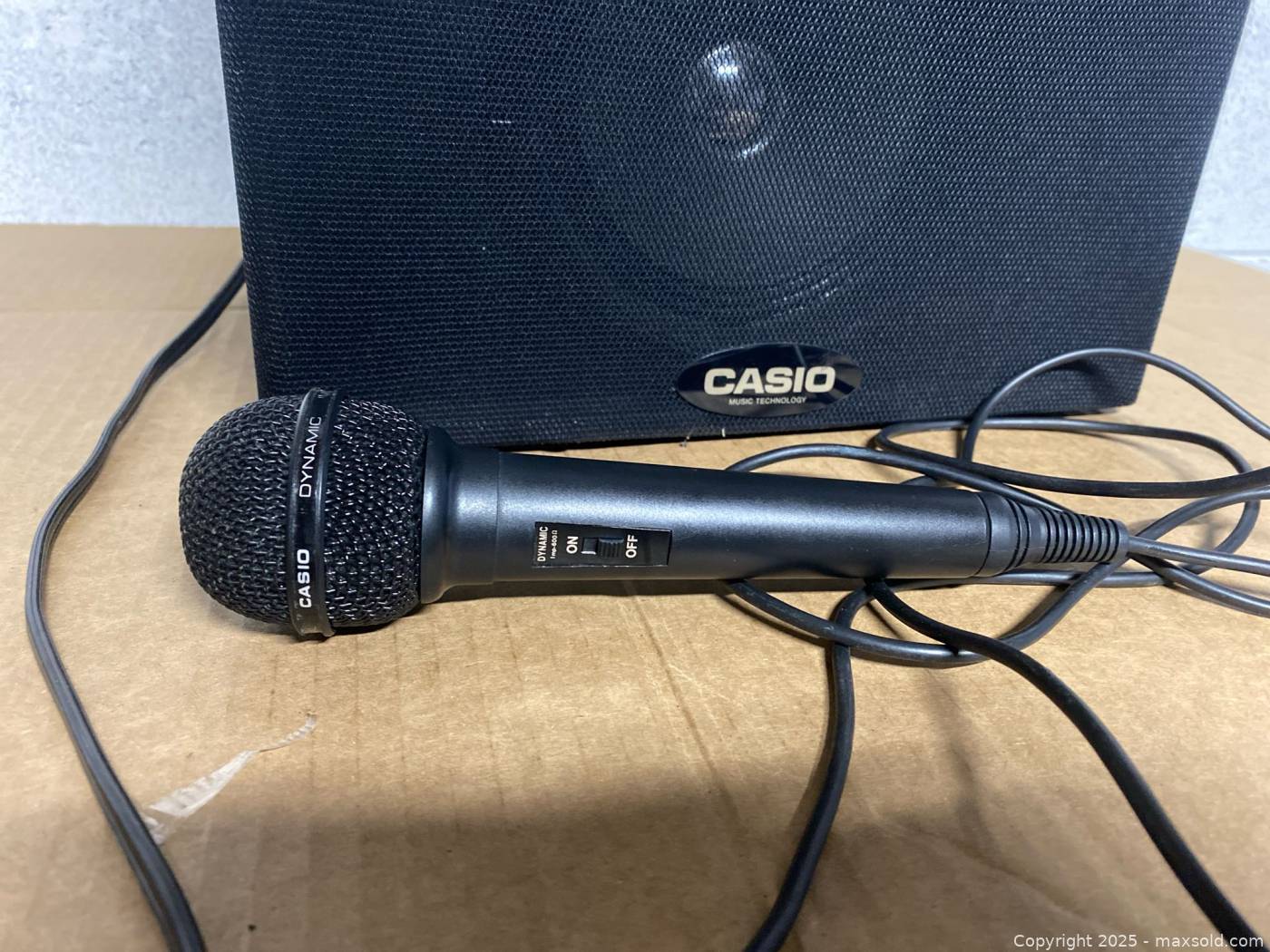 Casio Song Star karaoke system with microphone | Maxsold