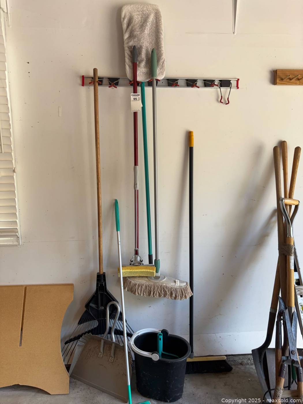 Janitorial cleaning tools bundle | Maxsold