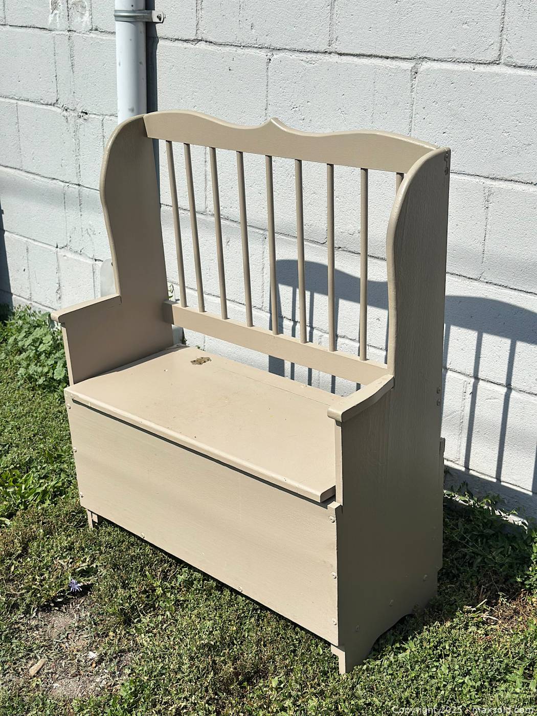 Wood entryway bench with hinged storage seat | Maxsold