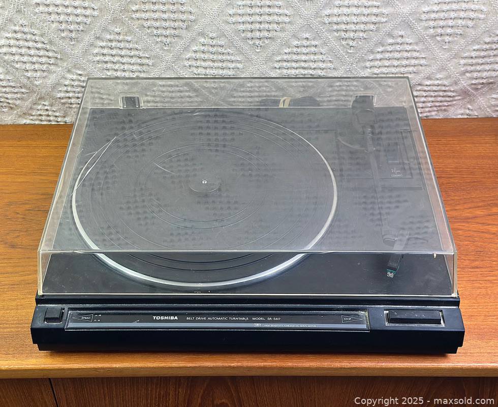 Toshiba SR-5617 stereo turntable | Maxsold