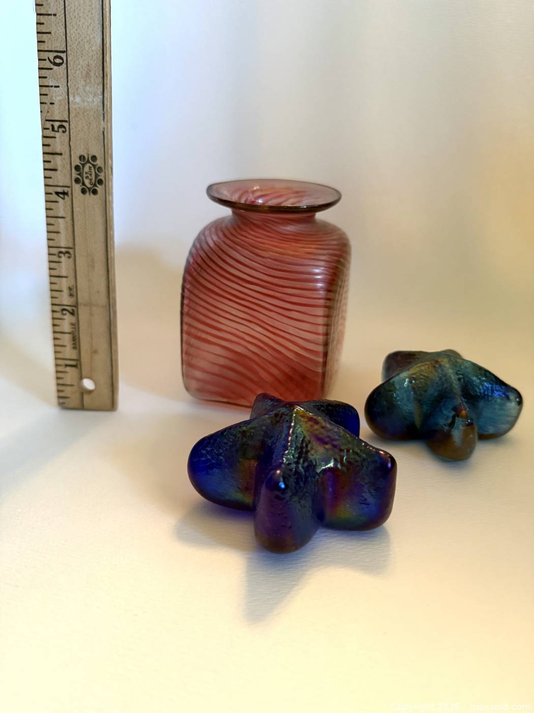 Robert Held glass starfish paperweights and pink bud vase | Maxsold