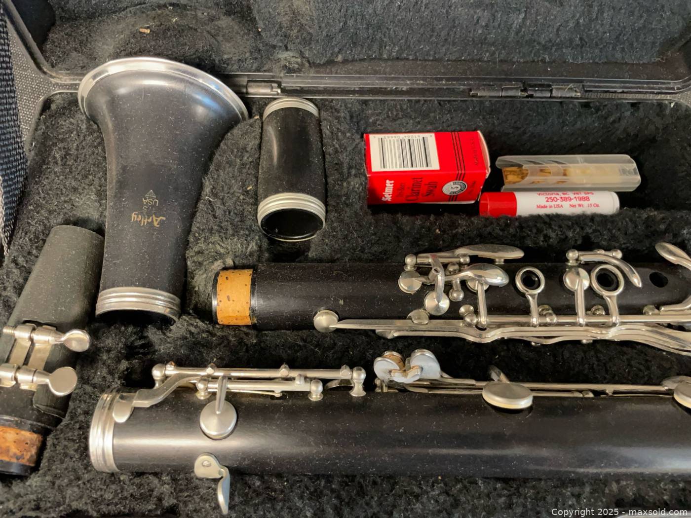 Artley Bb plastic clarinet with case | Maxsold