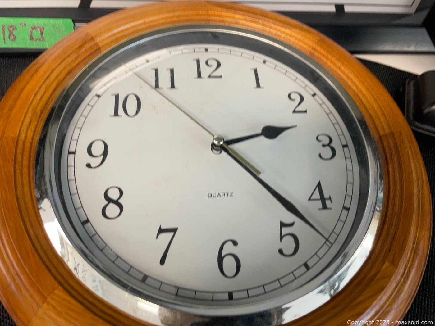 Four battery wall and tabletop clocks | Maxsold