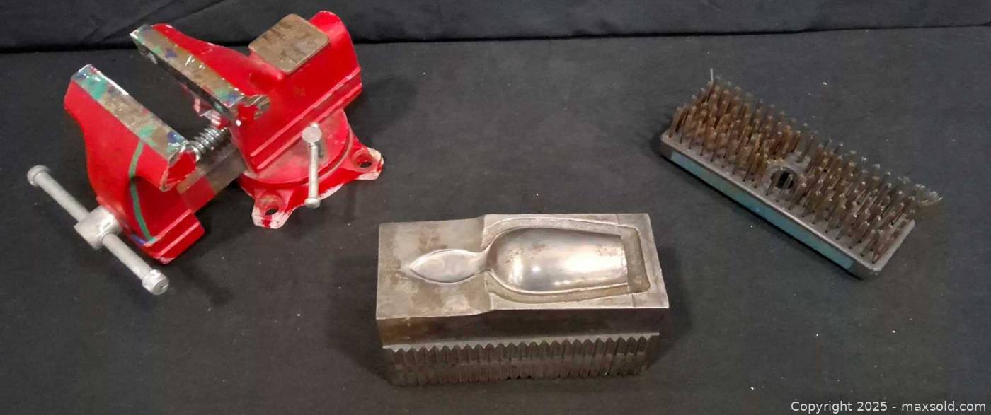 Bench vise, mold/die and wire brush (3) | Maxsold