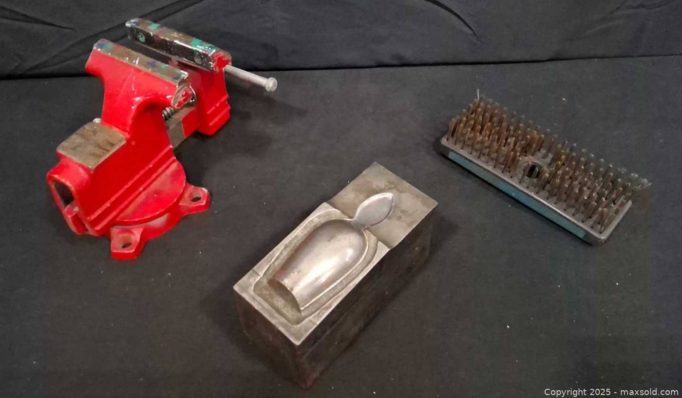 Bench vise, mold/die and wire brush (3) | Maxsold