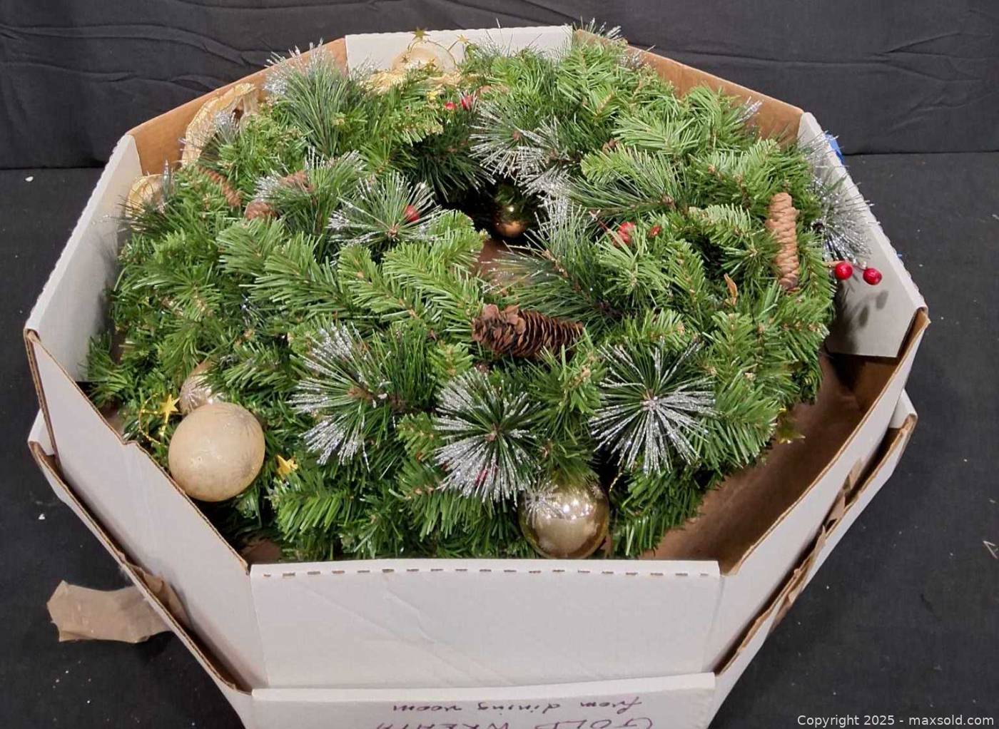 Artificial Christmas wreaths with boxes | Maxsold