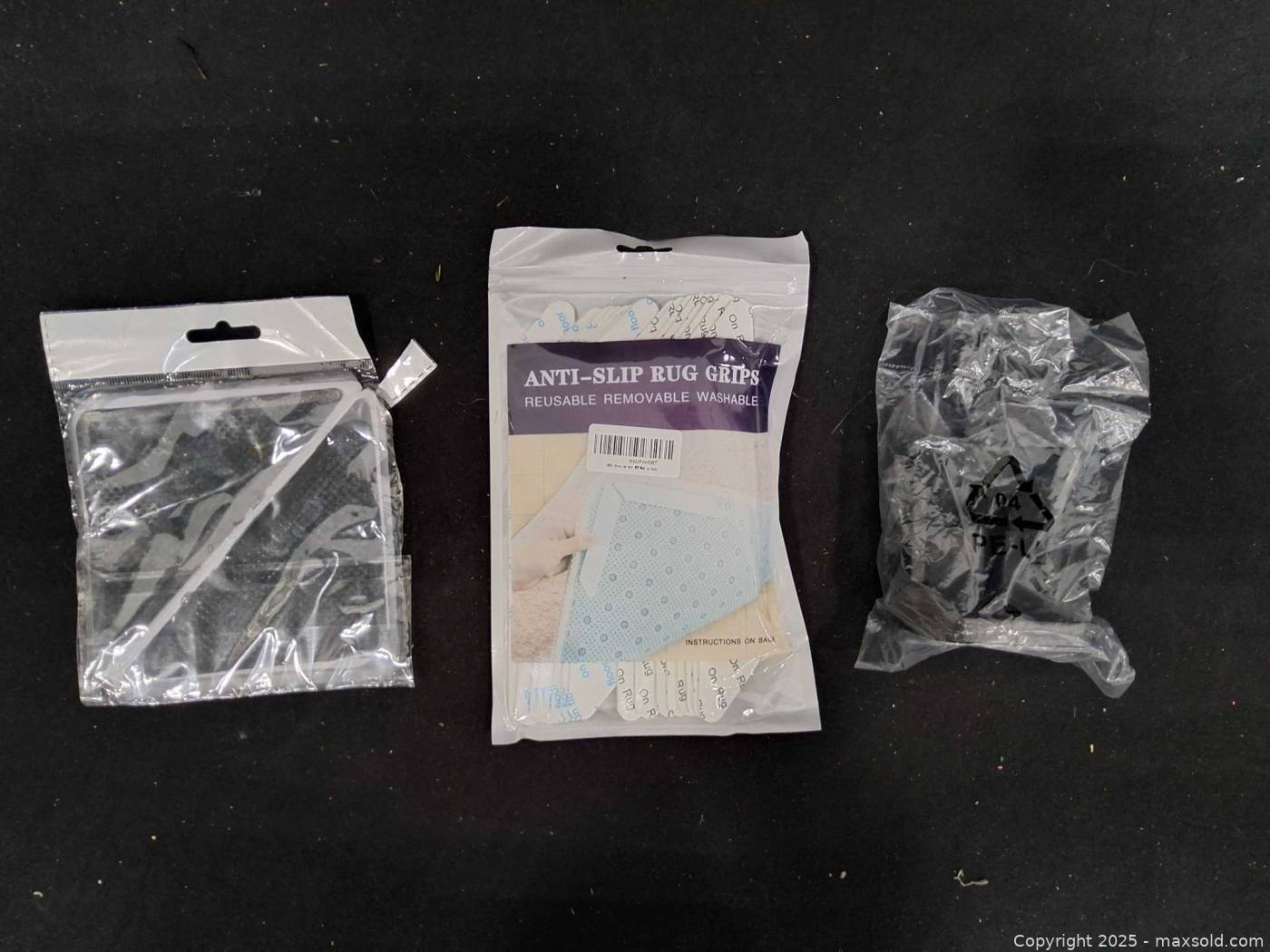 3M Command hooks, strips and rug grippers | Maxsold