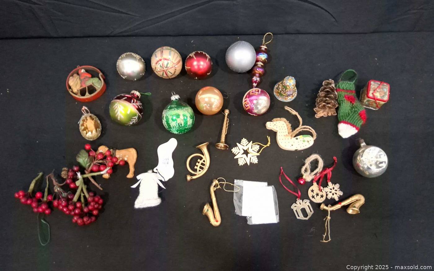 Assorted Christmas ornaments and decorations | Maxsold