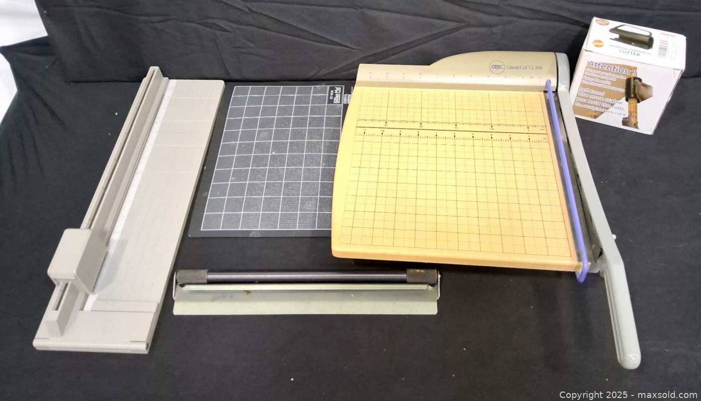 Paper cutters and cutting mat | Maxsold