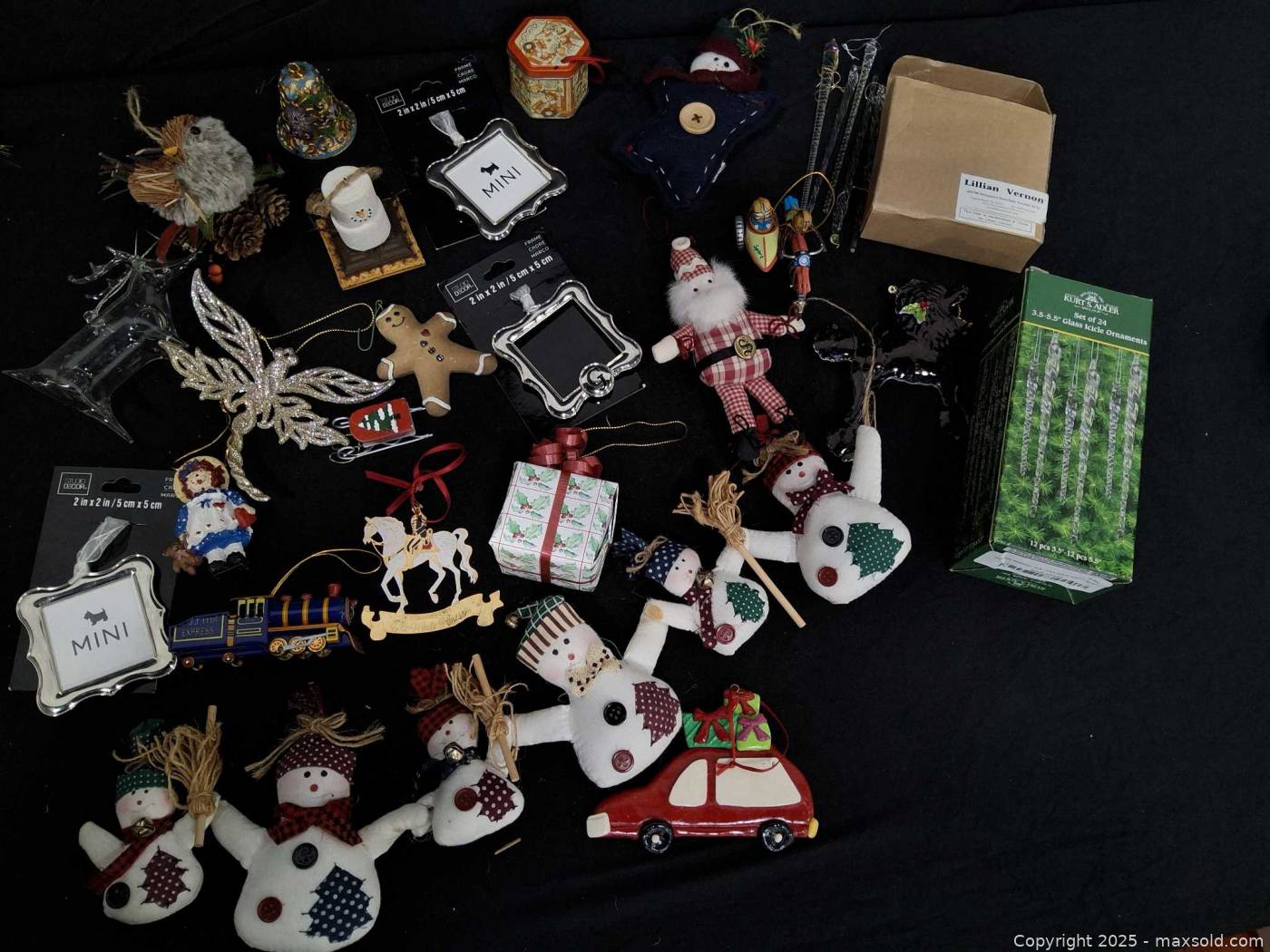 Assorted Christmas tree ornaments | Maxsold