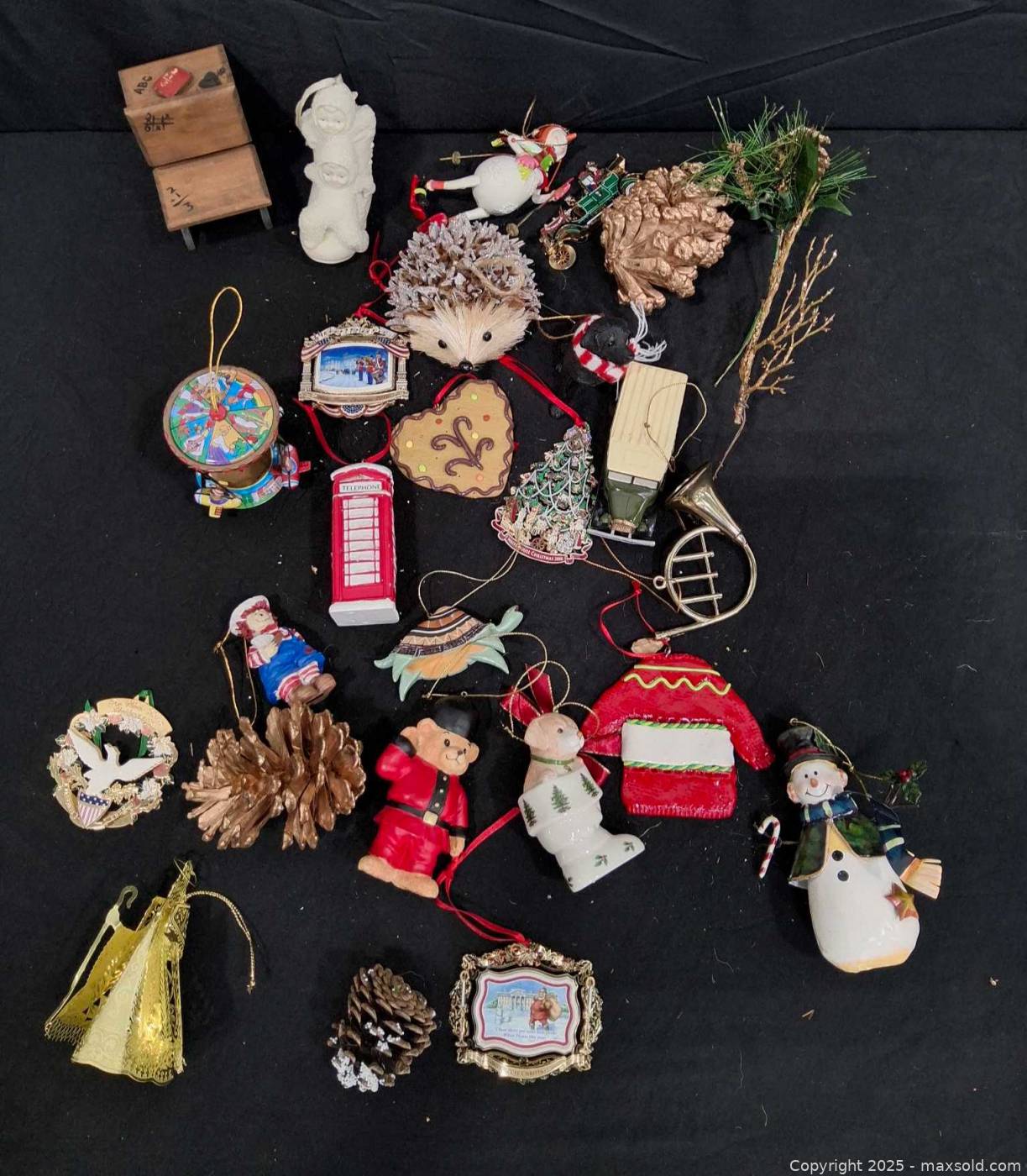 Assorted Christmas tree ornaments | Maxsold