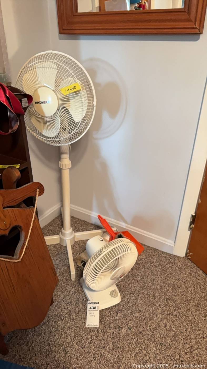 Pedestal fan, tabletop fan, dustpan, string | Maxsold