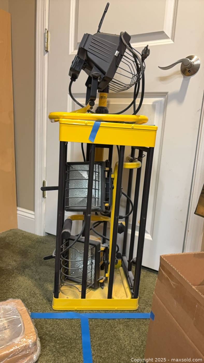 Halogen work lights with stand | Maxsold