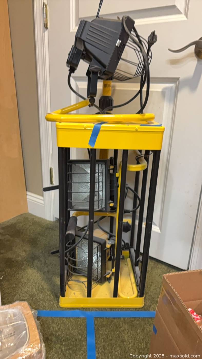 Halogen work lights with stand | Maxsold
