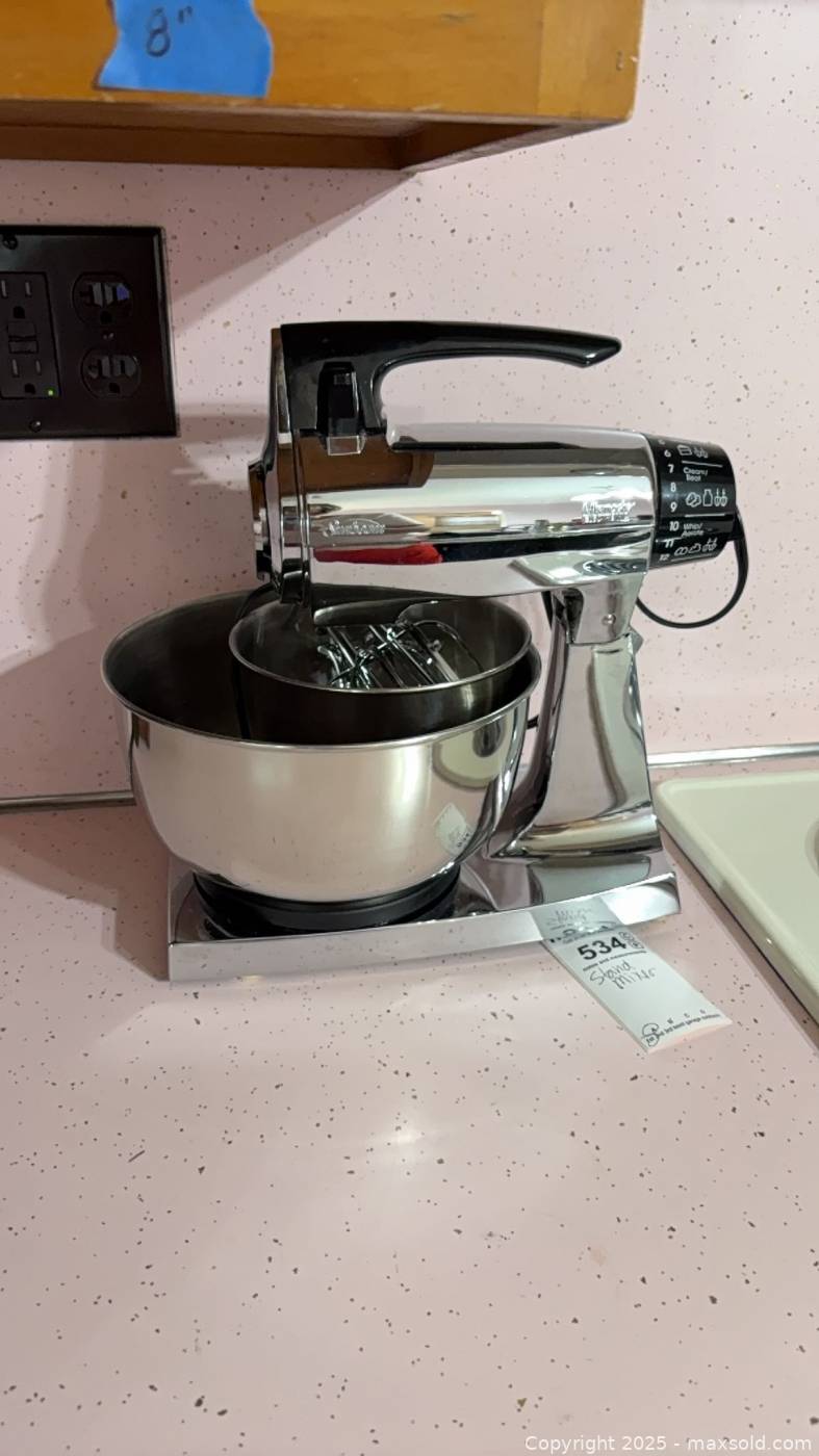 Sunbeam Mixmaster Model 2359 Stand Mixer | Maxsold
