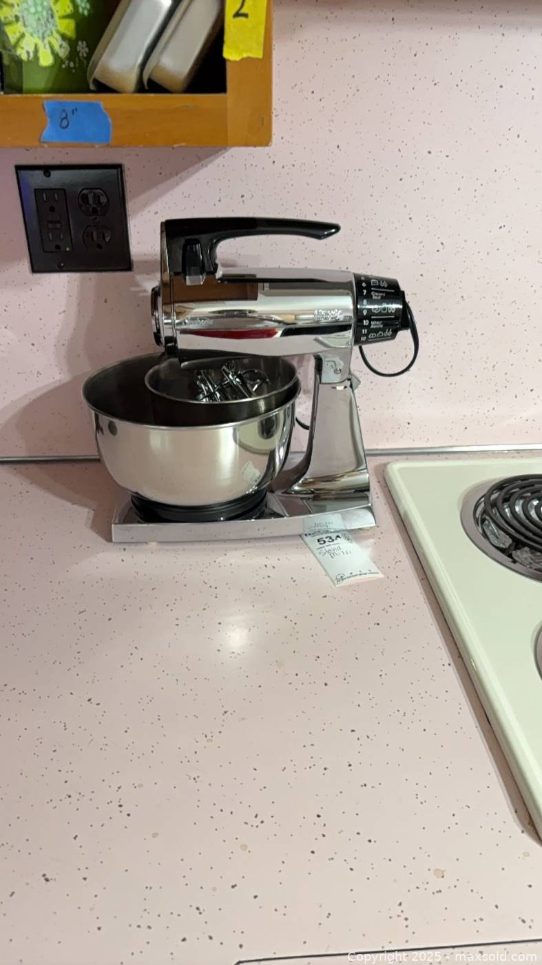 Sunbeam Mixmaster Model 2359 Stand Mixer | Maxsold