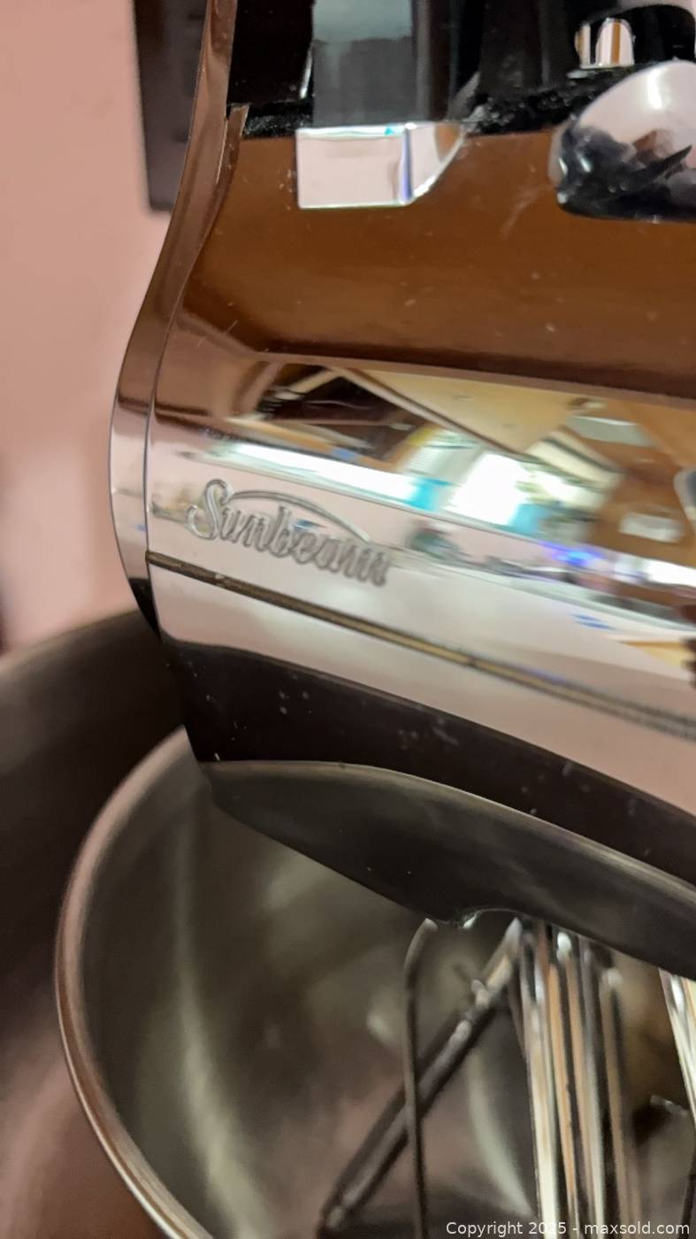 Sunbeam Mixmaster Model 2359 Stand Mixer | Maxsold