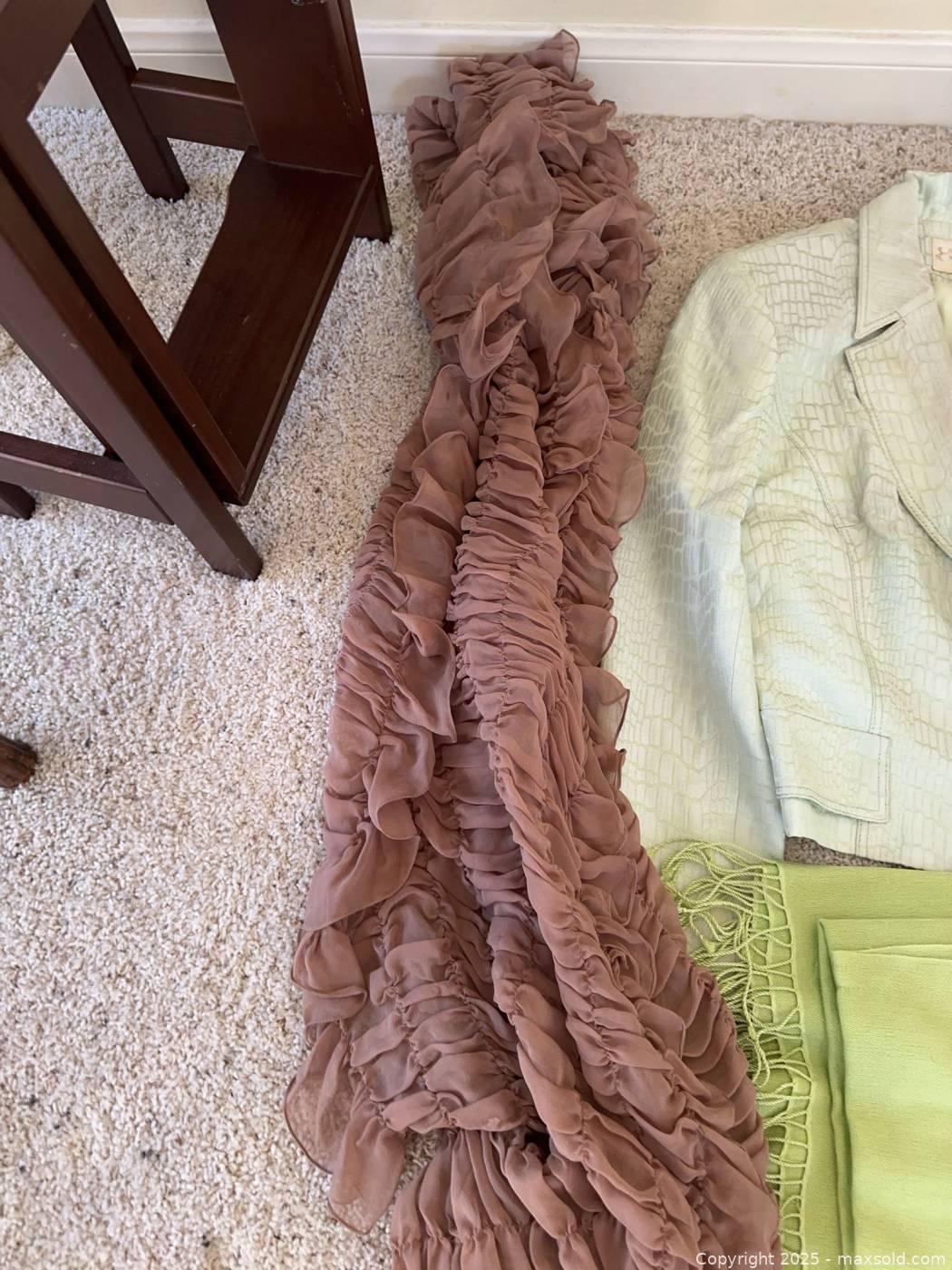 Mixed scarves, feather boas and decorative trims | Maxsold