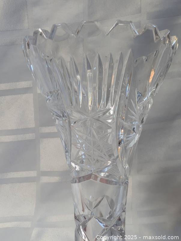 Pinwheel crystal vase 11" | Maxsold