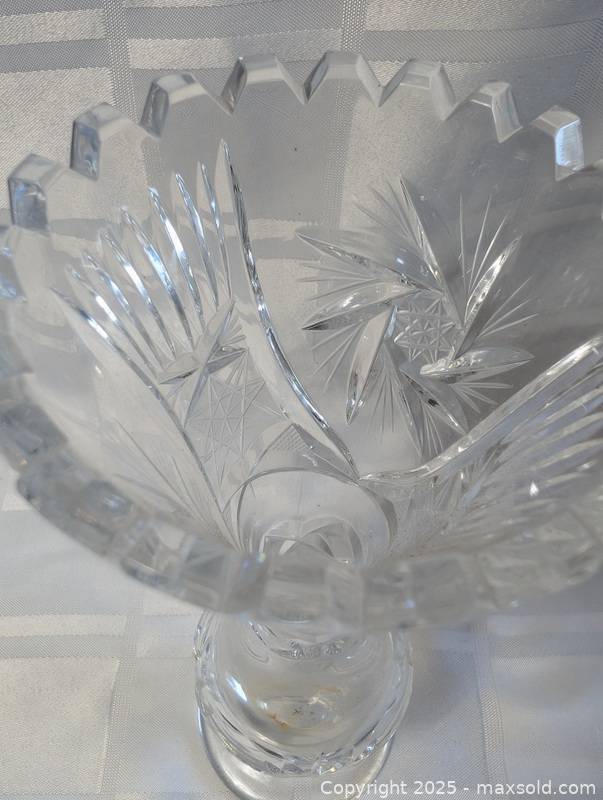 Pinwheel crystal vase 11" | Maxsold