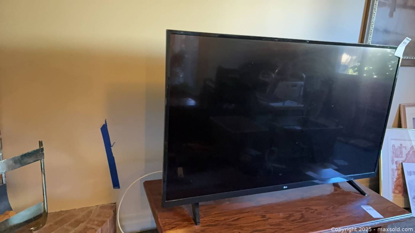 LG 55UJ6200 56-inch LED TV | Maxsold