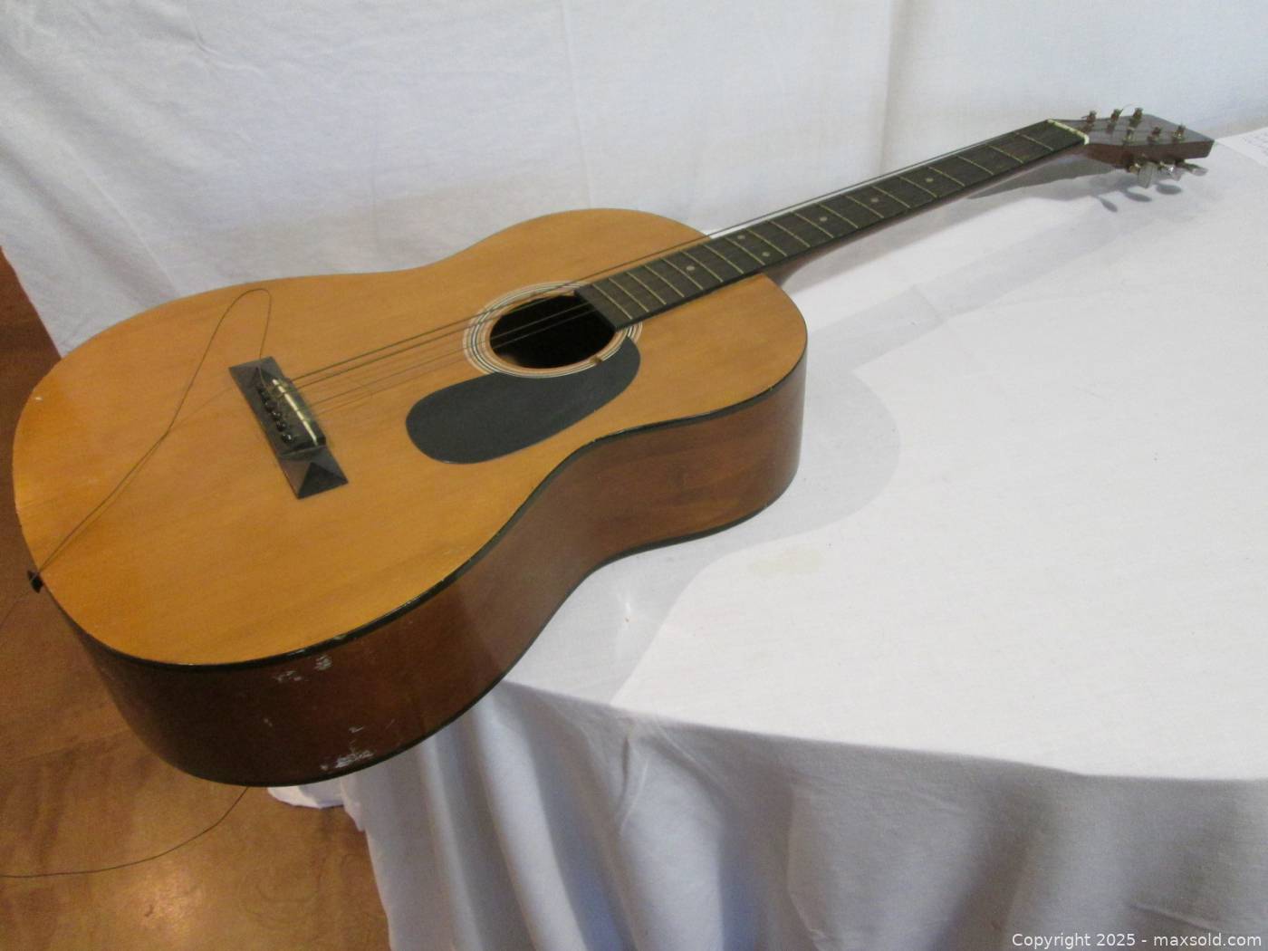 Vintage Hondo acoustic guitar 38.5" | Maxsold