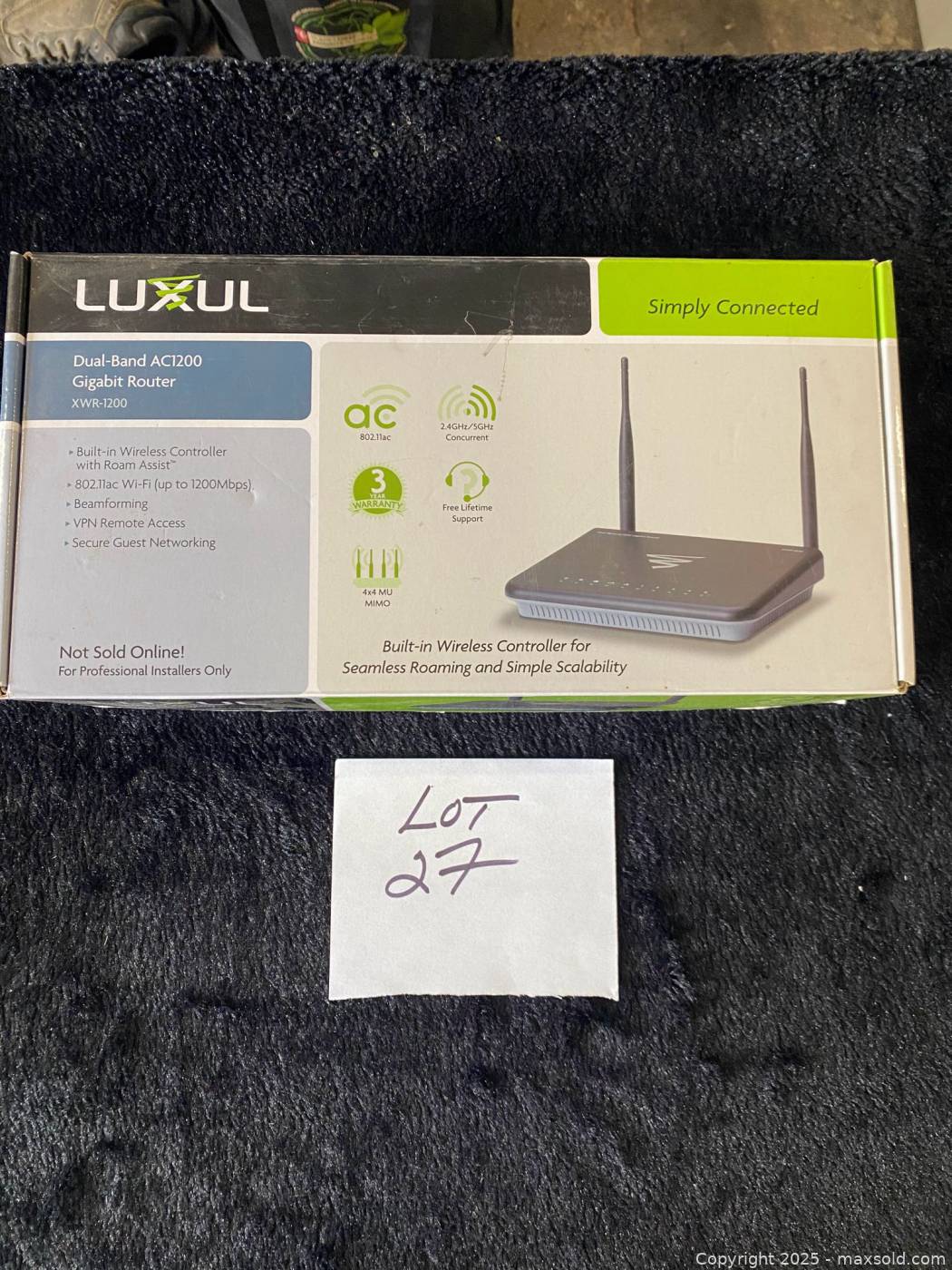 Luxul XWR-1200 AC1200 dual-band gigabit router | Maxsold