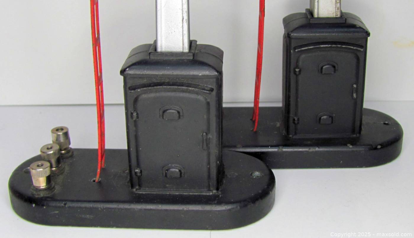 Lionel O Gauge 2 Crossing Gates and 2 Semaphores | Maxsold