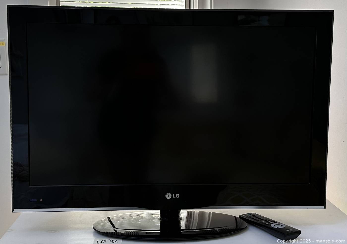 LG 32LD400-UA 32-inch LCD TV with stand | Maxsold