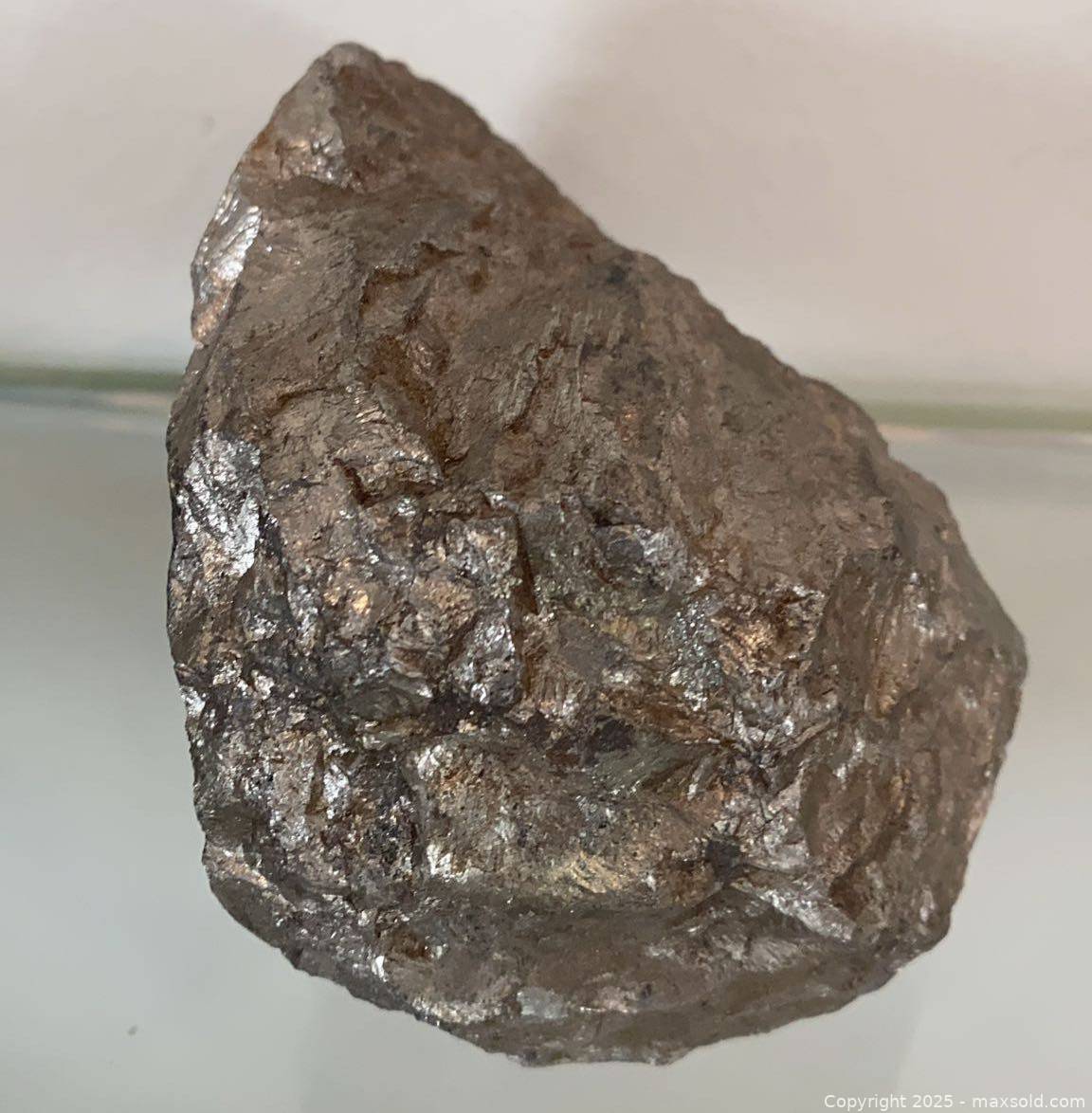Magnetic metallic stone 3" x 4" | Maxsold