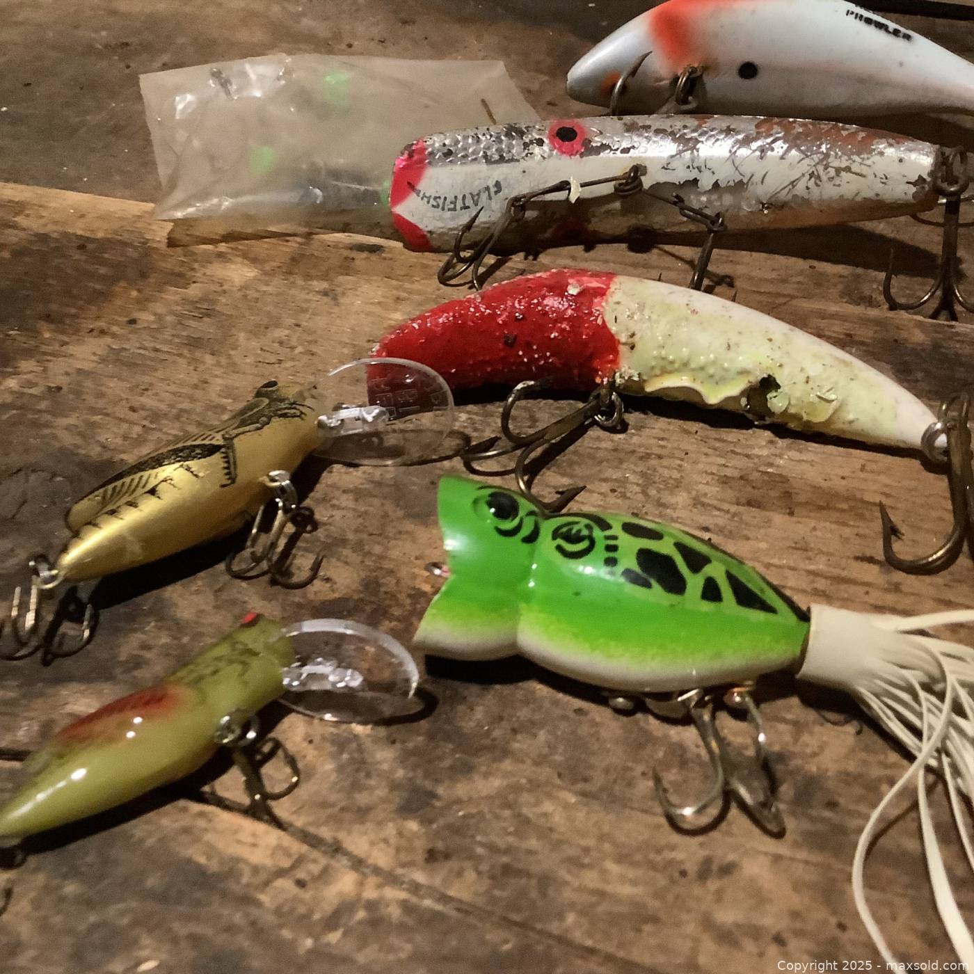 Assorted fishing lures and beads | Maxsold